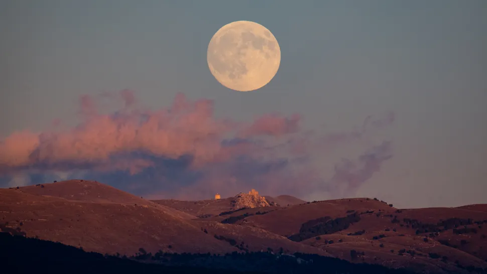 October 2025 Harvest Supermoon: Stunning Photos Capture First Supermoon ...